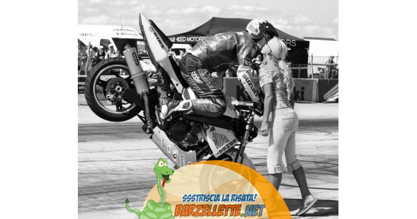 Barzellette.net Foto: Un bacio dalla moto con impennata...